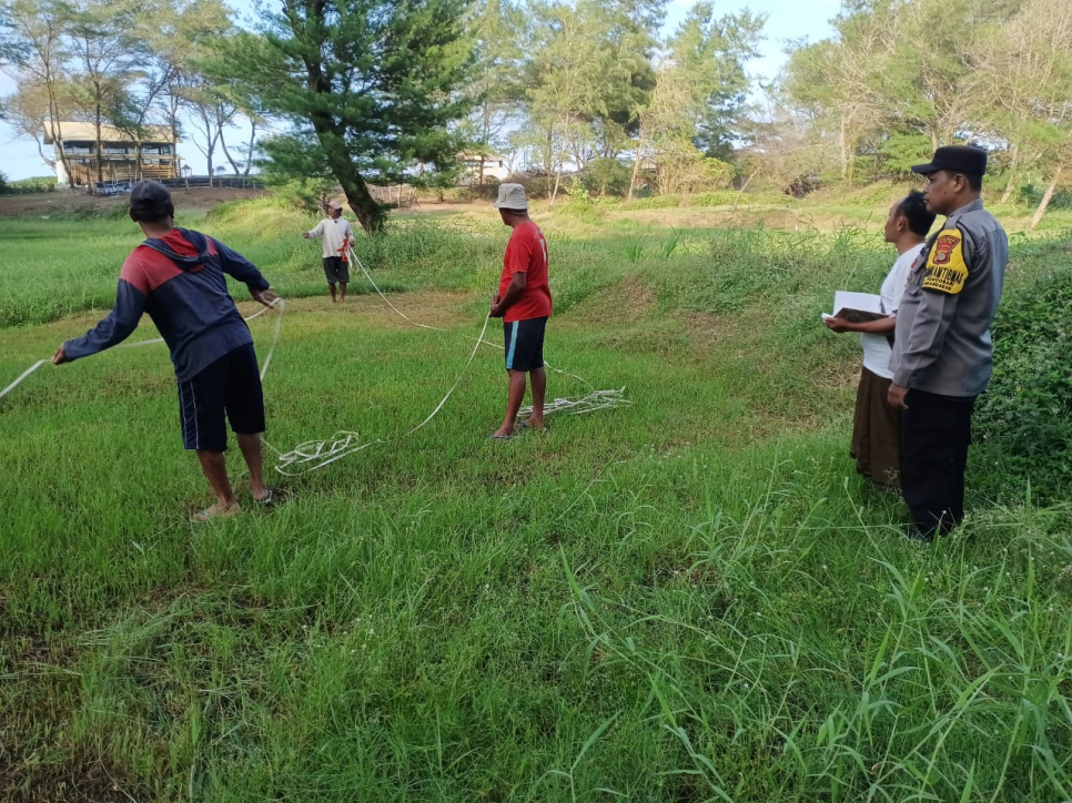 Bhabinkamtibmas Dan Babinsa Dampingi Pengukuran Lahan Terdampak Proyek