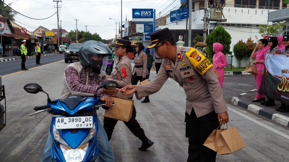 Polres Kulonprogo Bagikan Takjil Sambil Berikan Himbauan Kamtibmas